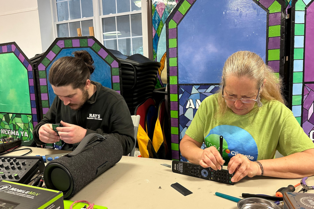 Broken speaker? Repair Cafes urge you to fix it instead of pitch it ...